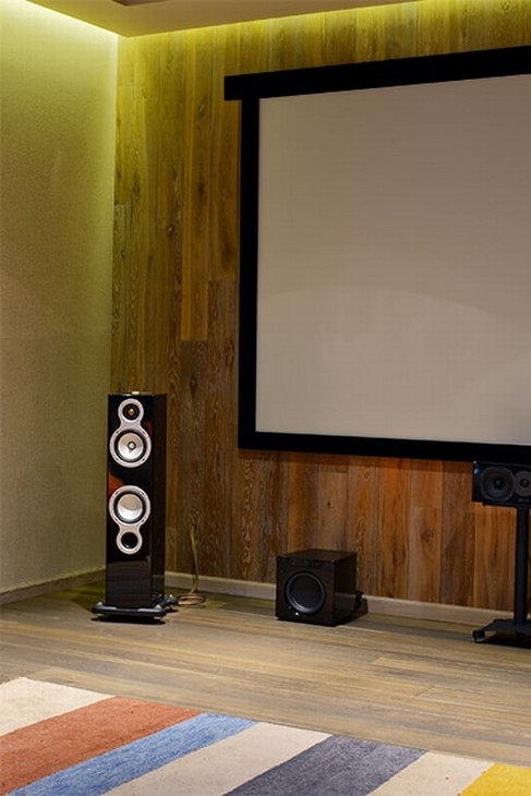Motorize your projection screen and enjoy the cinema at home!